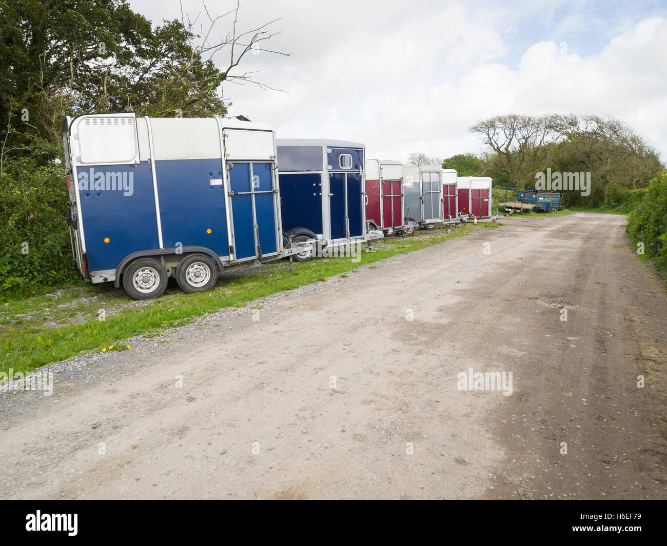 Horse boxes hi-res stock photography and images - Alamy