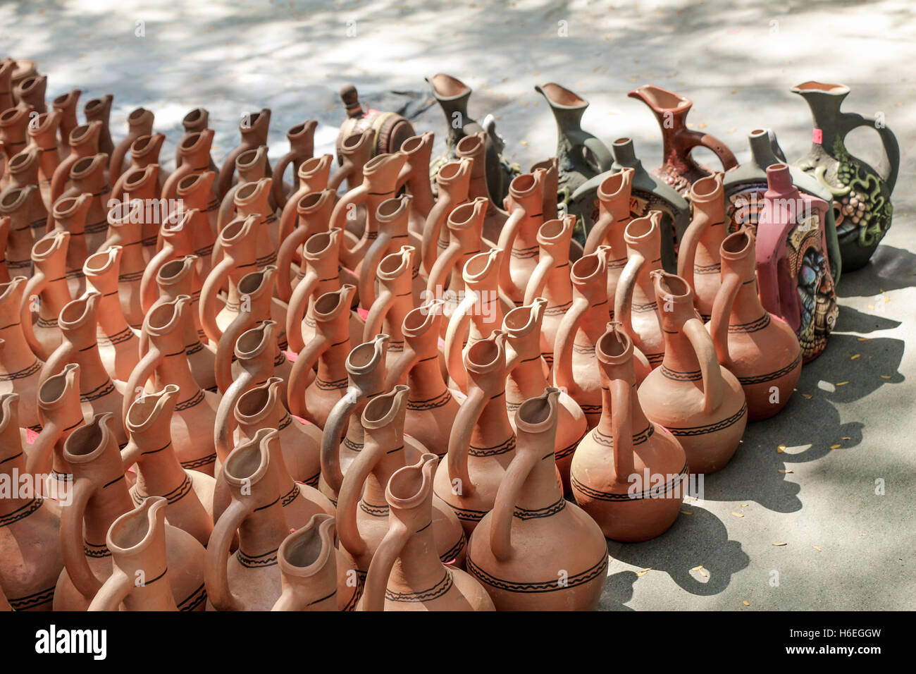 Harden clay pot showing for sale in a market Stock Photo - Alamy