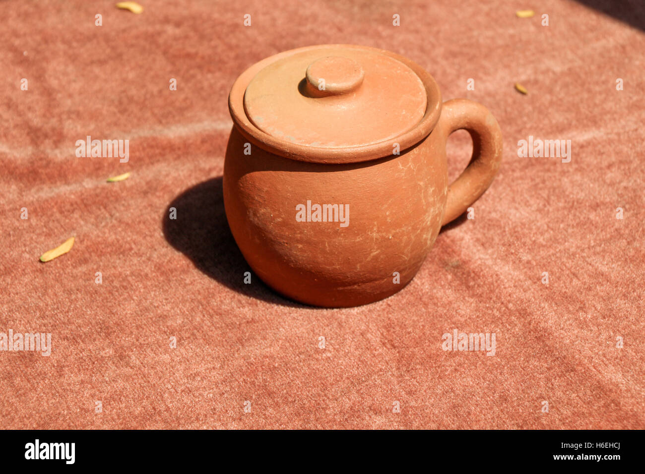 Harden clay pot showing for sale in a market Stock Photo - Alamy