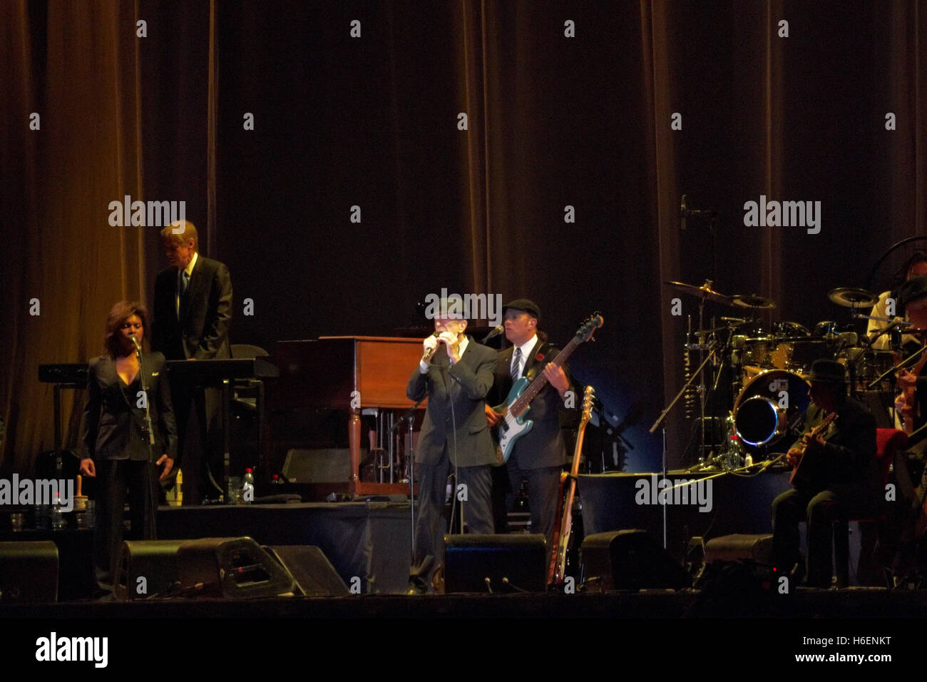 Canadian singer songwriter leonard cohen hi-res stock photography and ...