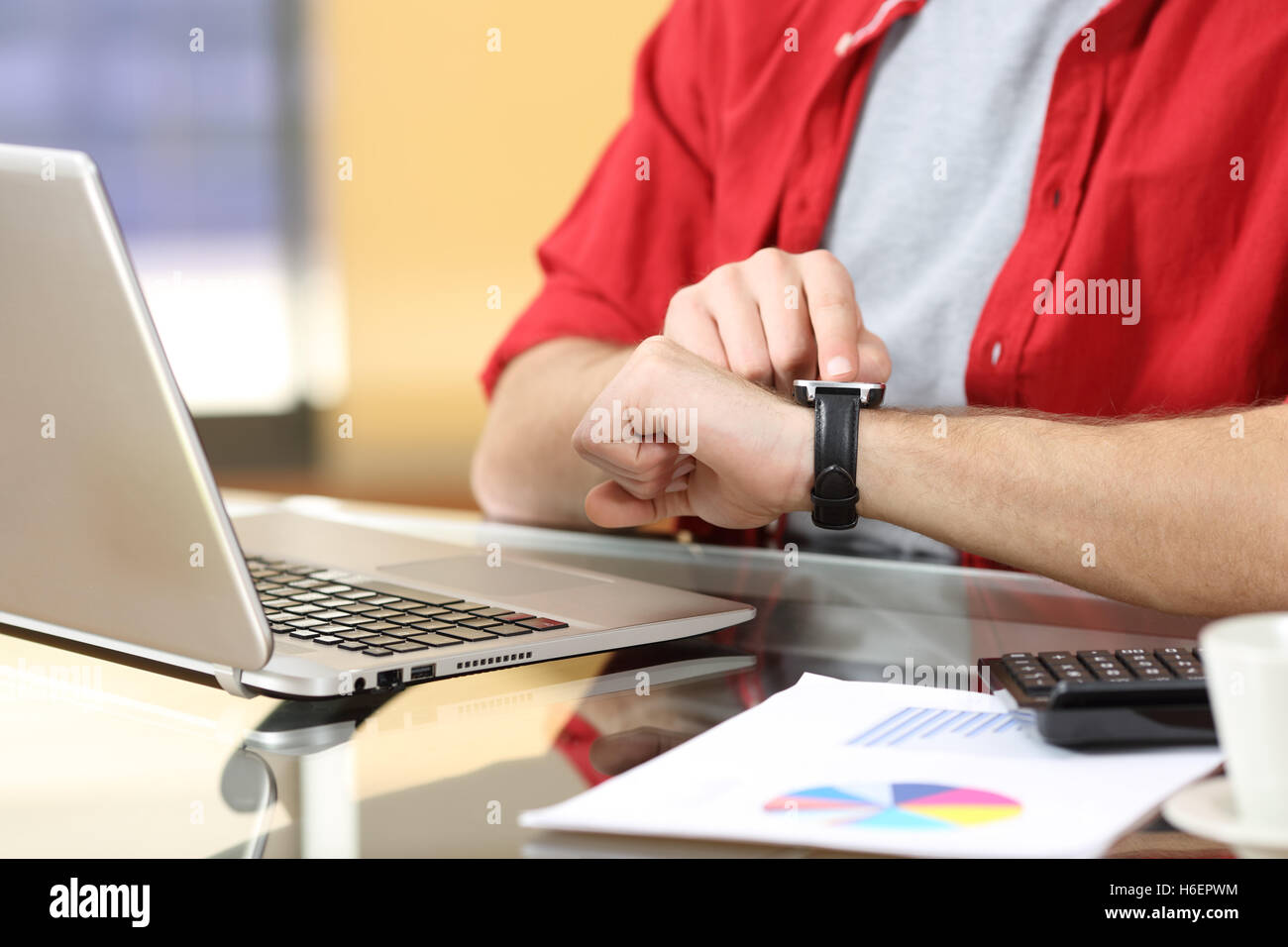 Synchronizing watch phone hi-res stock photography and images - Alamy