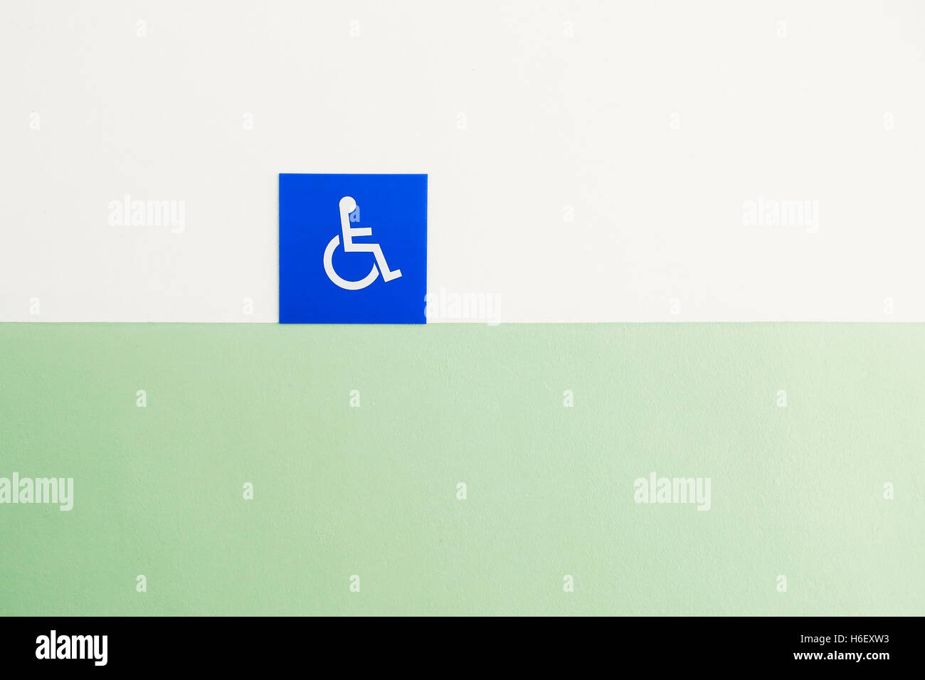 Wheelchair sign on a wall Stock Photo - Alamy