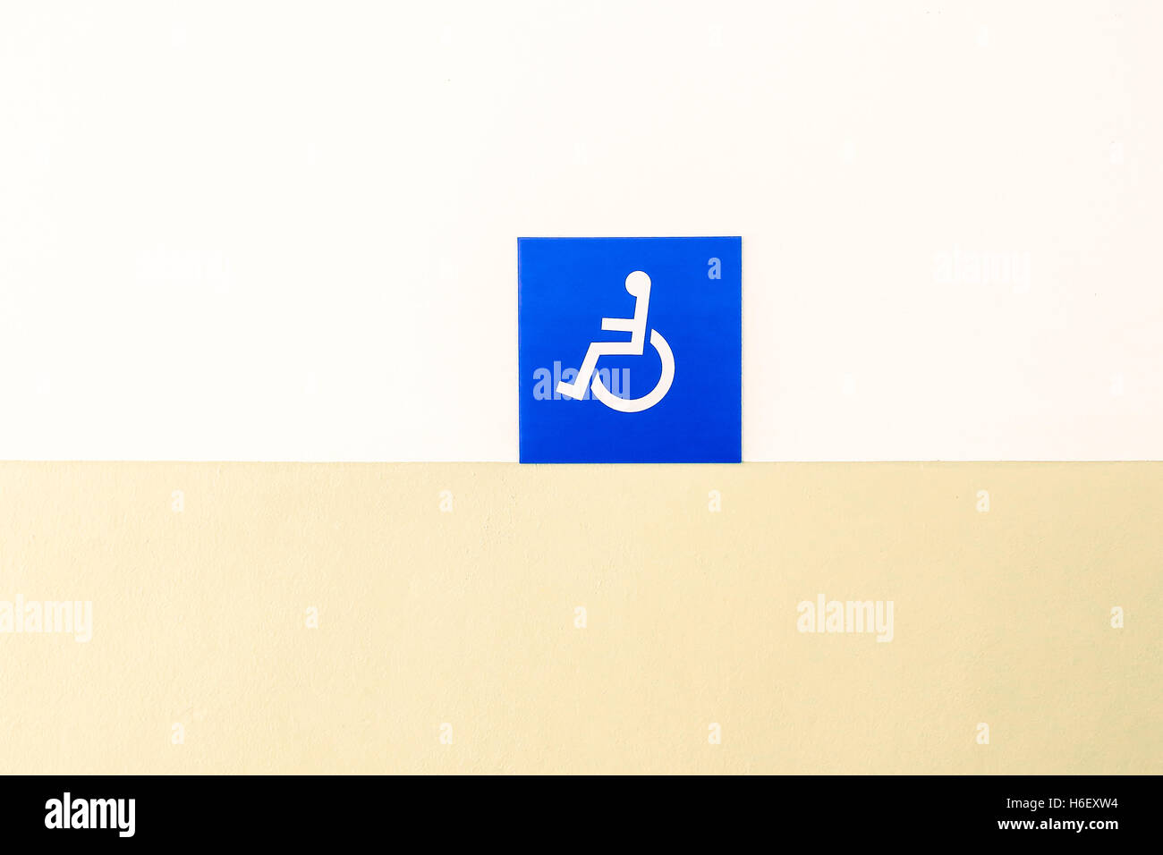Wheelchair sign on a wall Stock Photo - Alamy