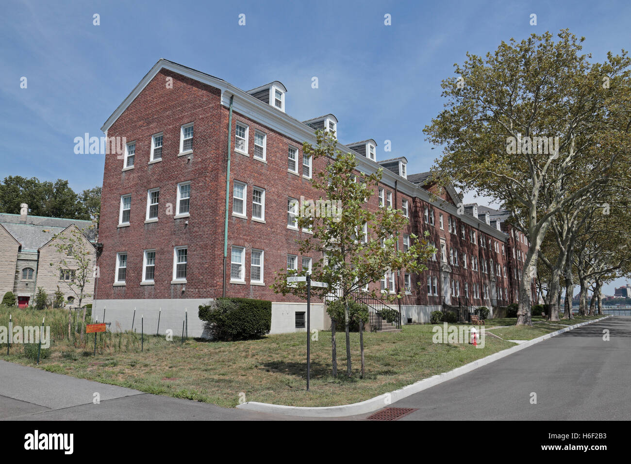Old army barracks hi-res stock photography and images - Alamy
