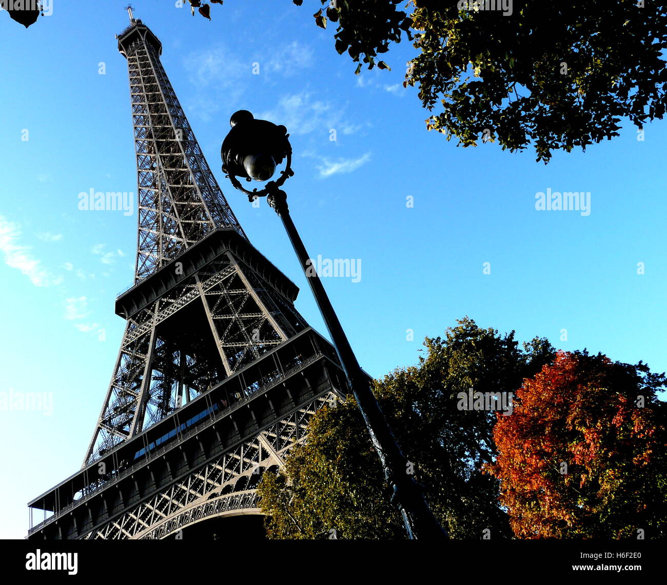 Tour Eiffel in spring with street lamp and trees. Diagonal shot from ...