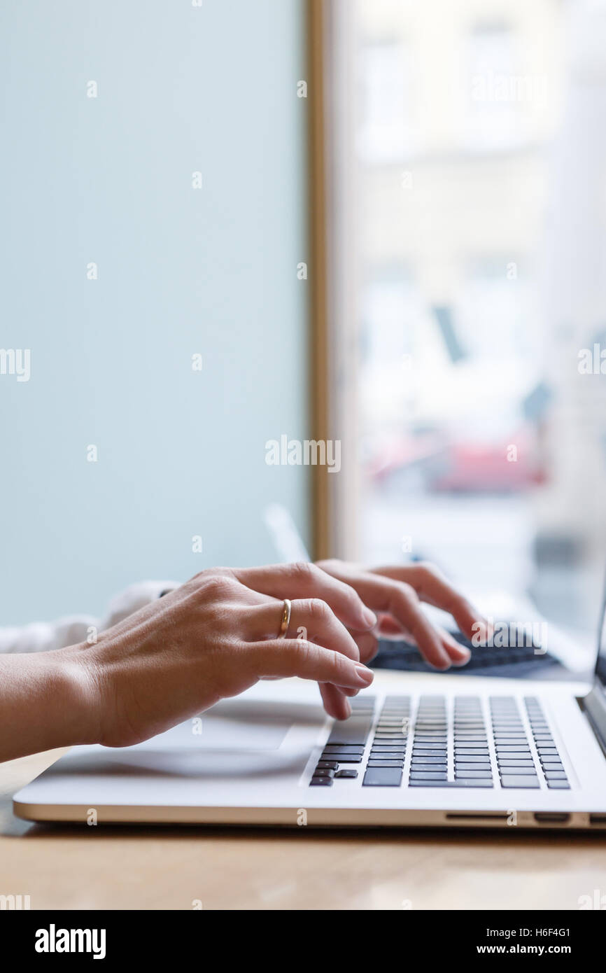 Woman typing text Stock Photo - Alamy