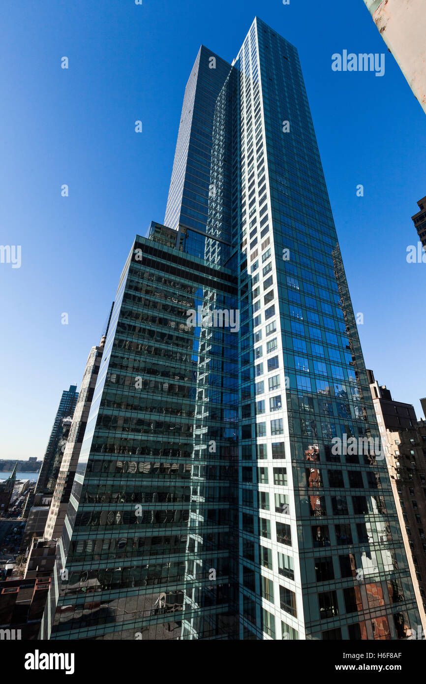 Low & wide angle view of skyscrapers in midtown Manhattan, New-York ...