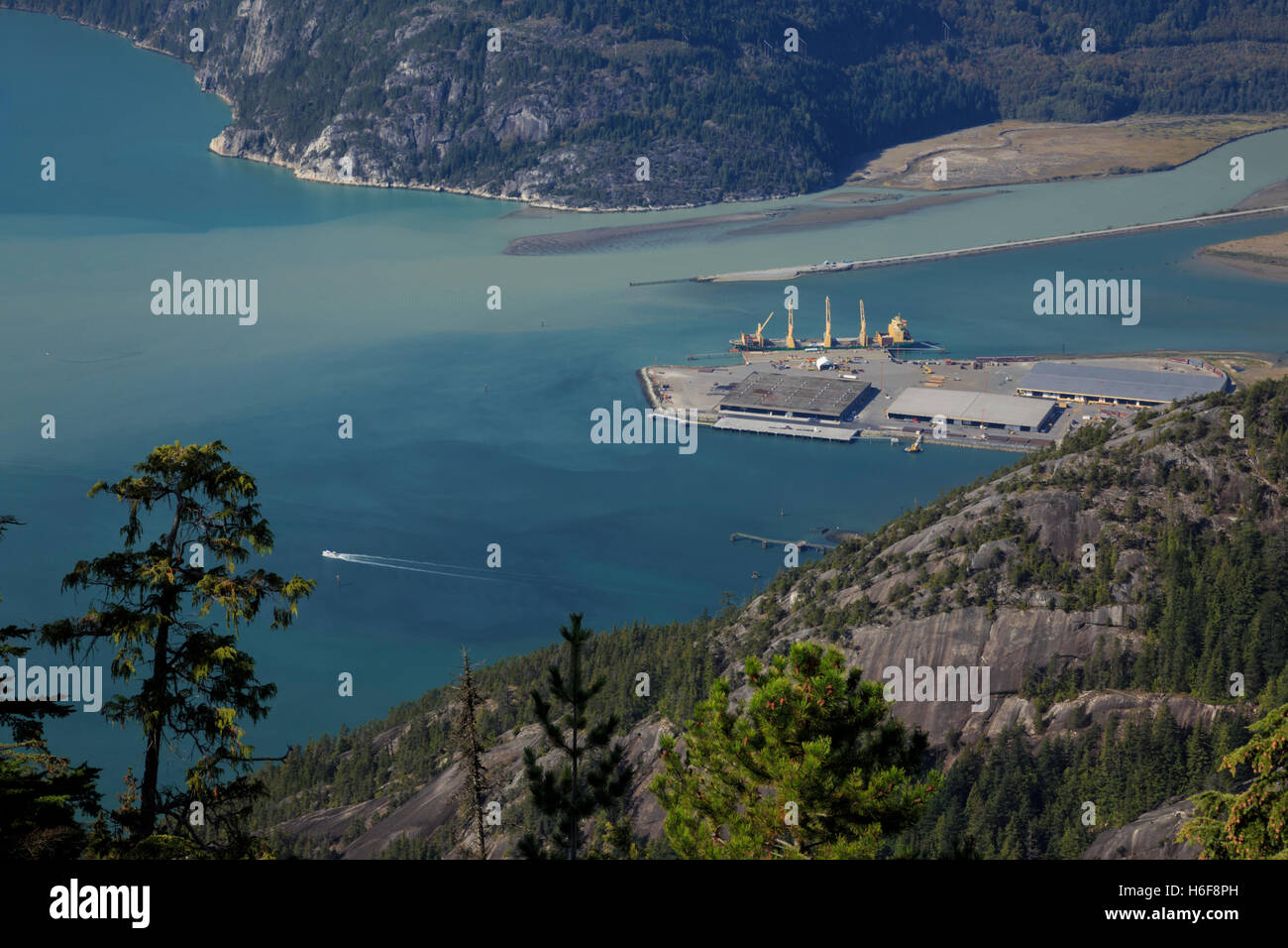 View from sea to sky gondola viewing platform in Squamish BC Stock Photo - Alamy