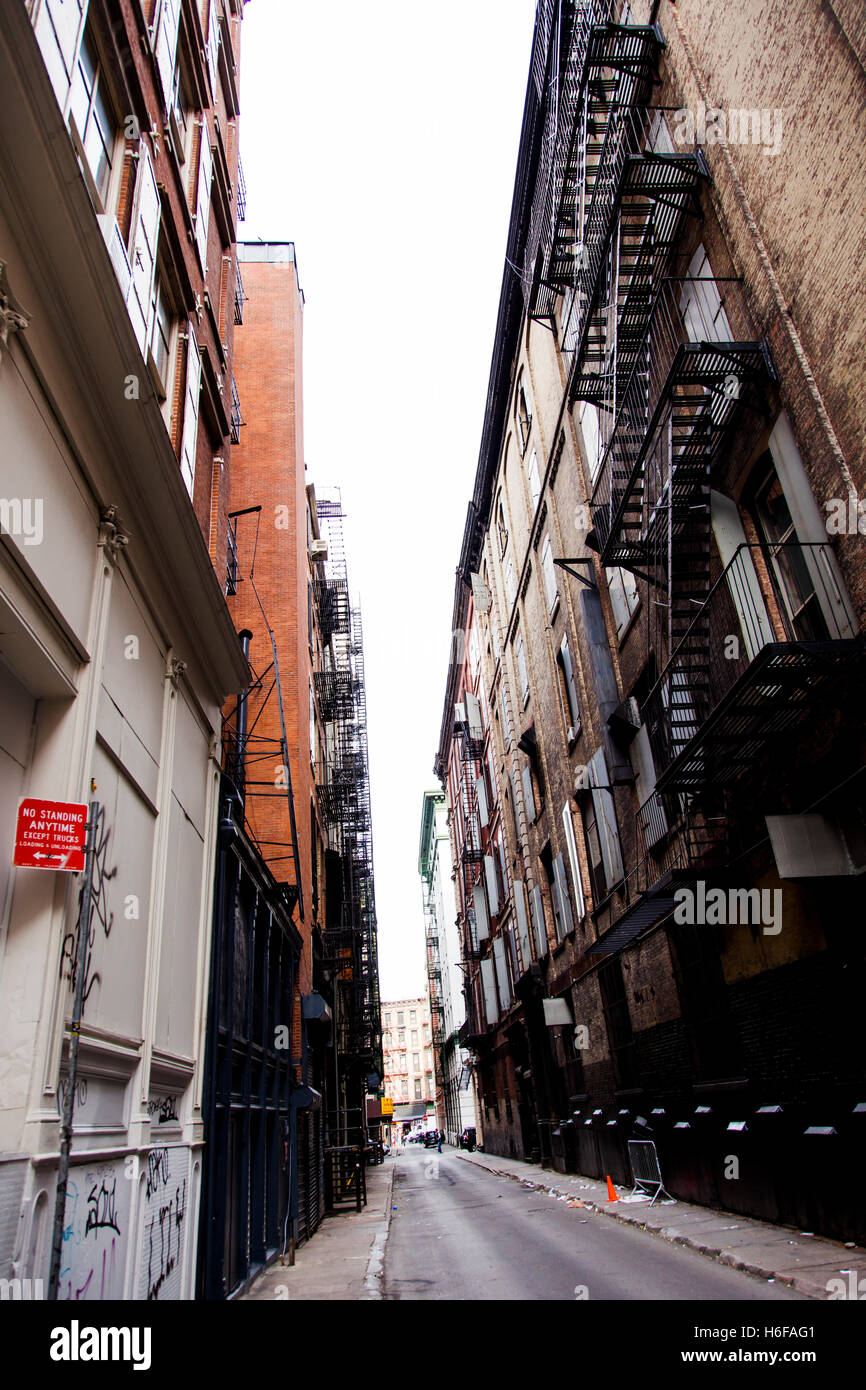 Wide angle view of a Manhattan alley Stock Photo - Alamy