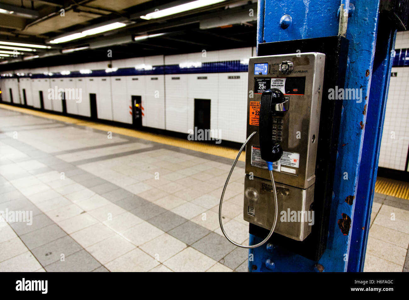 Payphone hi-res stock photography and images - Alamy