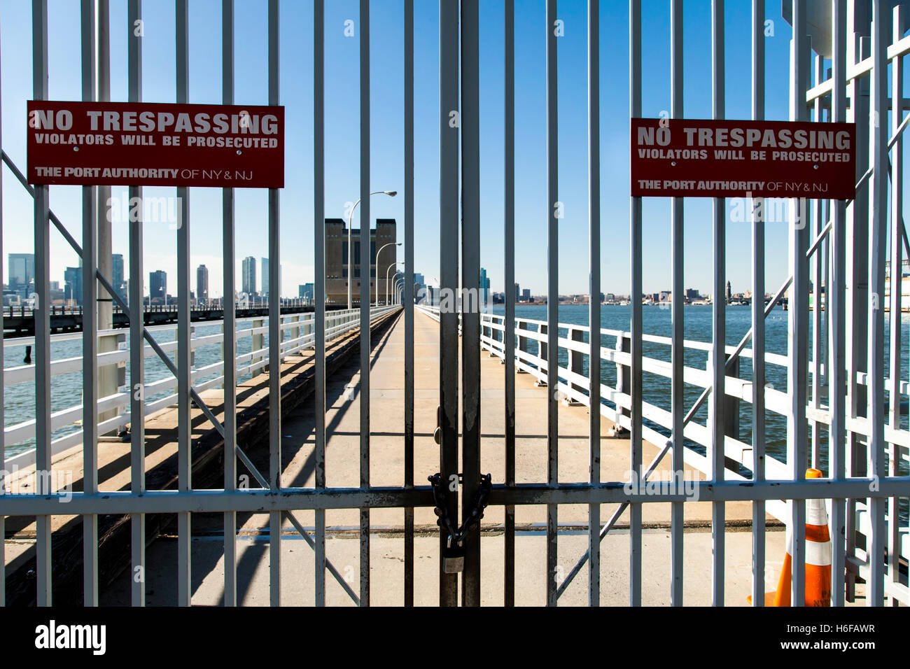 Warning signs hudson river hi-res stock photography and images - Alamy