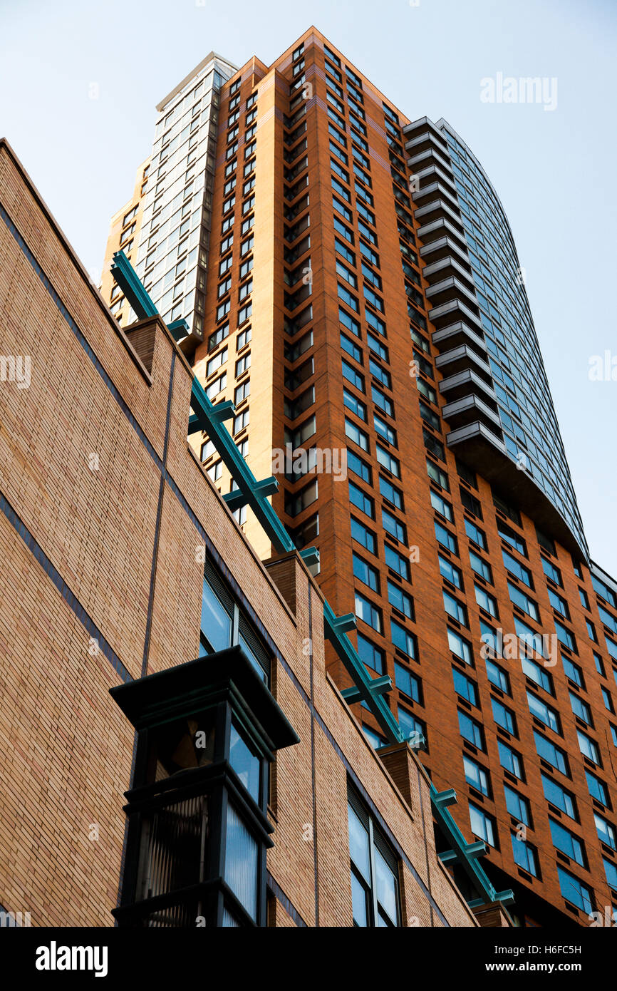 American apartment building hi-res stock photography and images - Alamy
