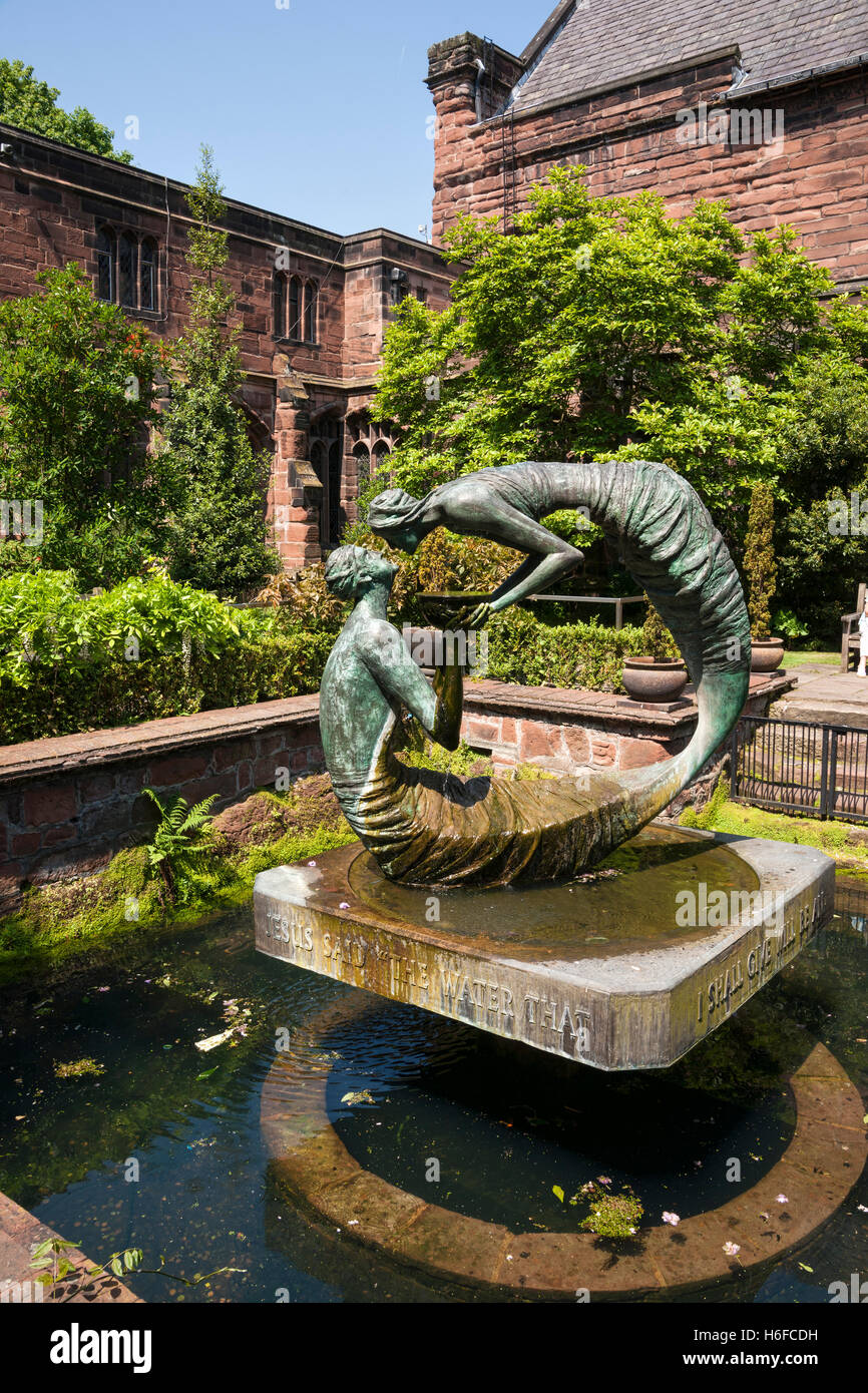Courtyard garden sculpture hi-res stock photography and images - Alamy