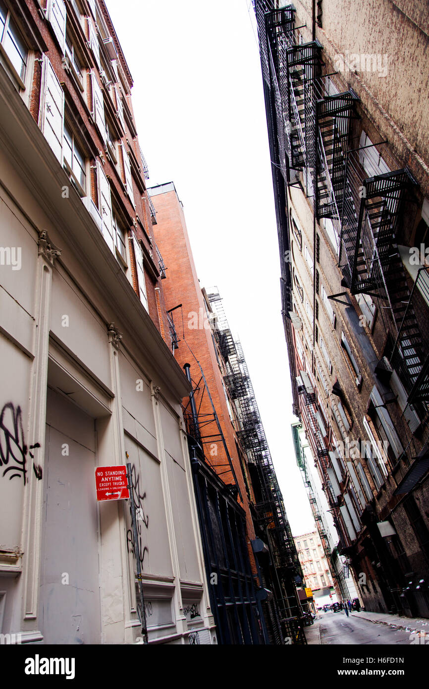 Wide angle view of a Manhattan alley Stock Photo - Alamy