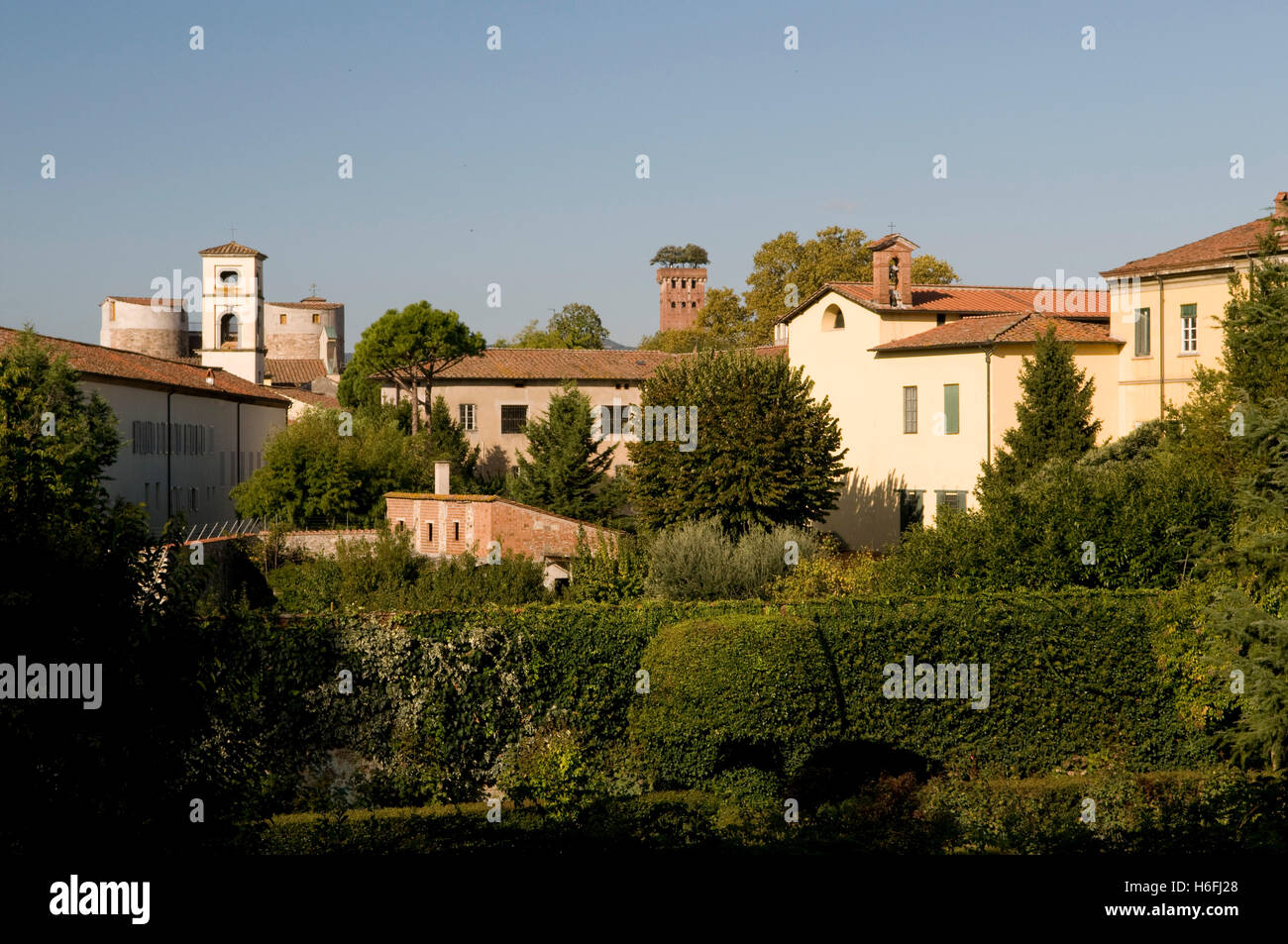 Lucca italy wall hi-res stock photography and images - Alamy