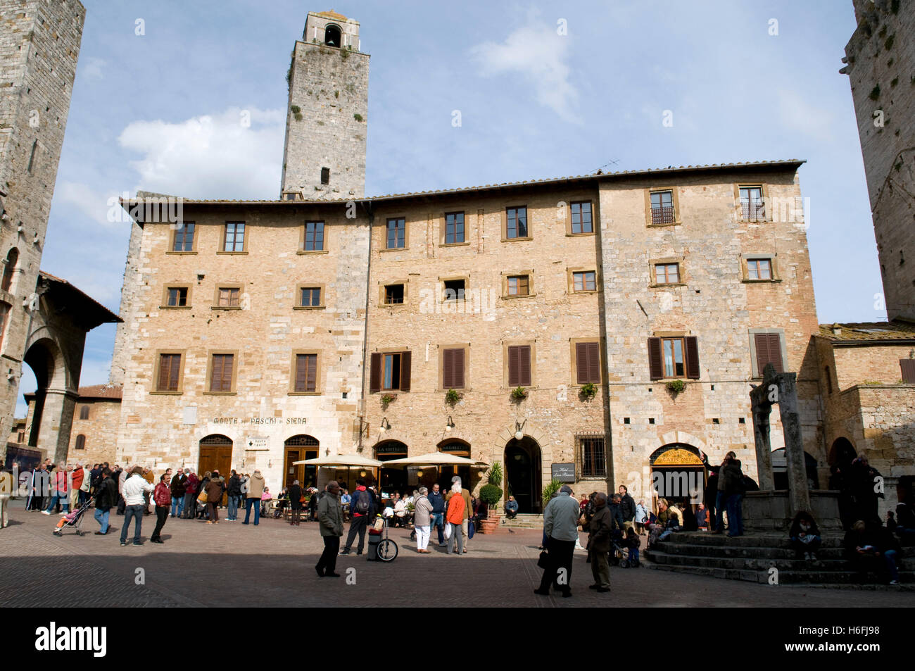Piazza della Cisterna square, San Gimignano, UNESCO World Heritage Site ...