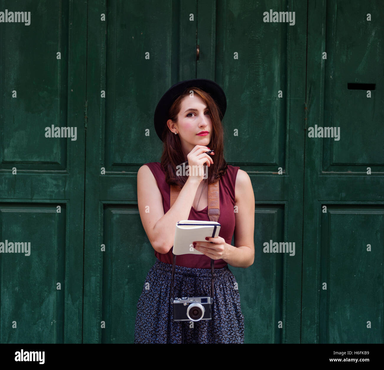 Student making notes outside hi-res stock photography and images - Alamy