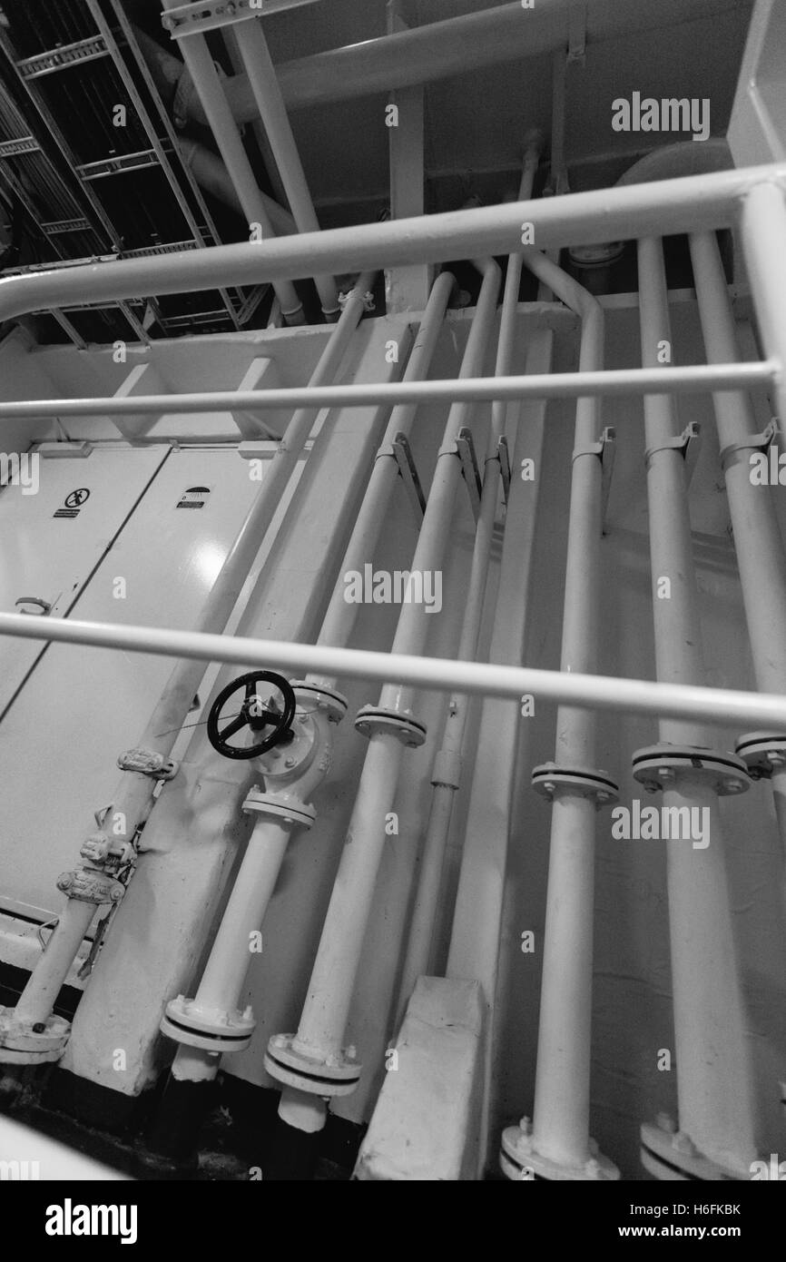 Container ship loading in Black and White Stock Photos & Images - Alamy