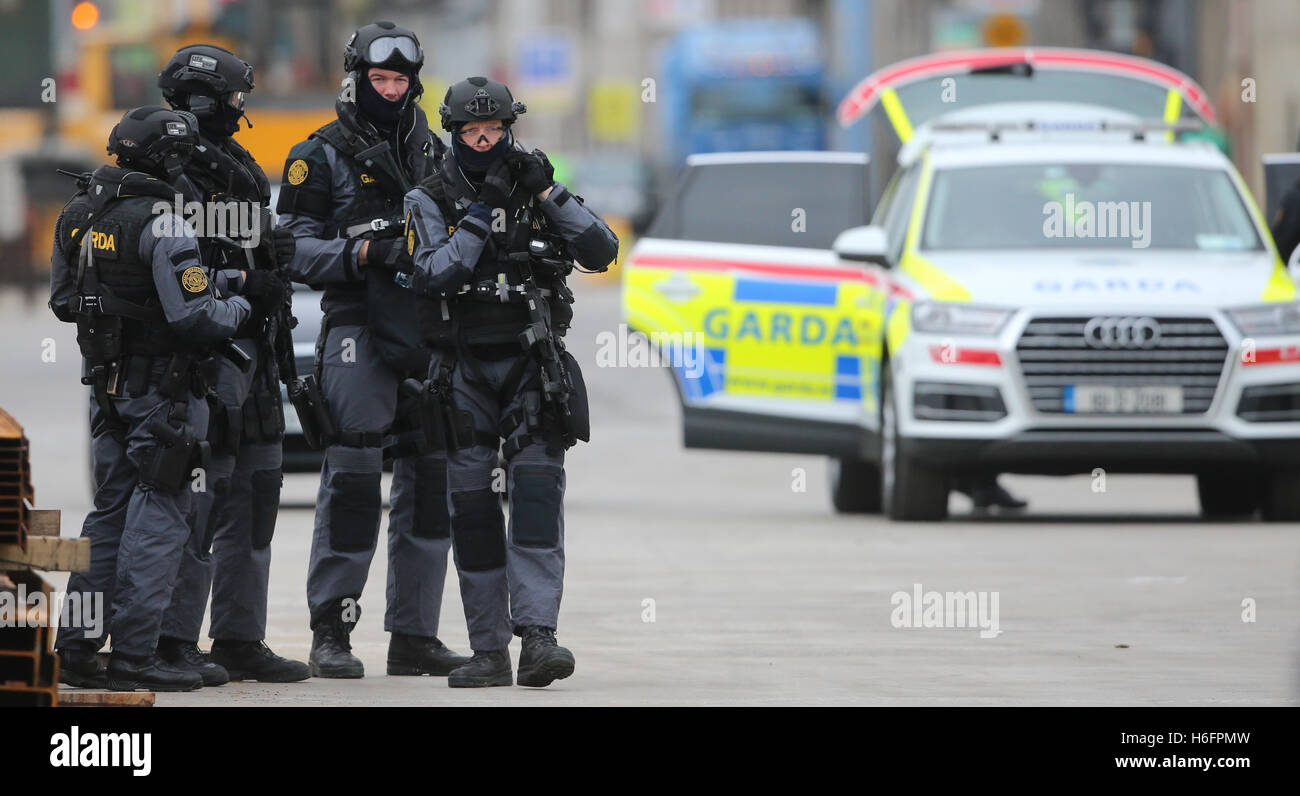 Members of the Garda Emergency Response Unit and Regional Armed Support ...