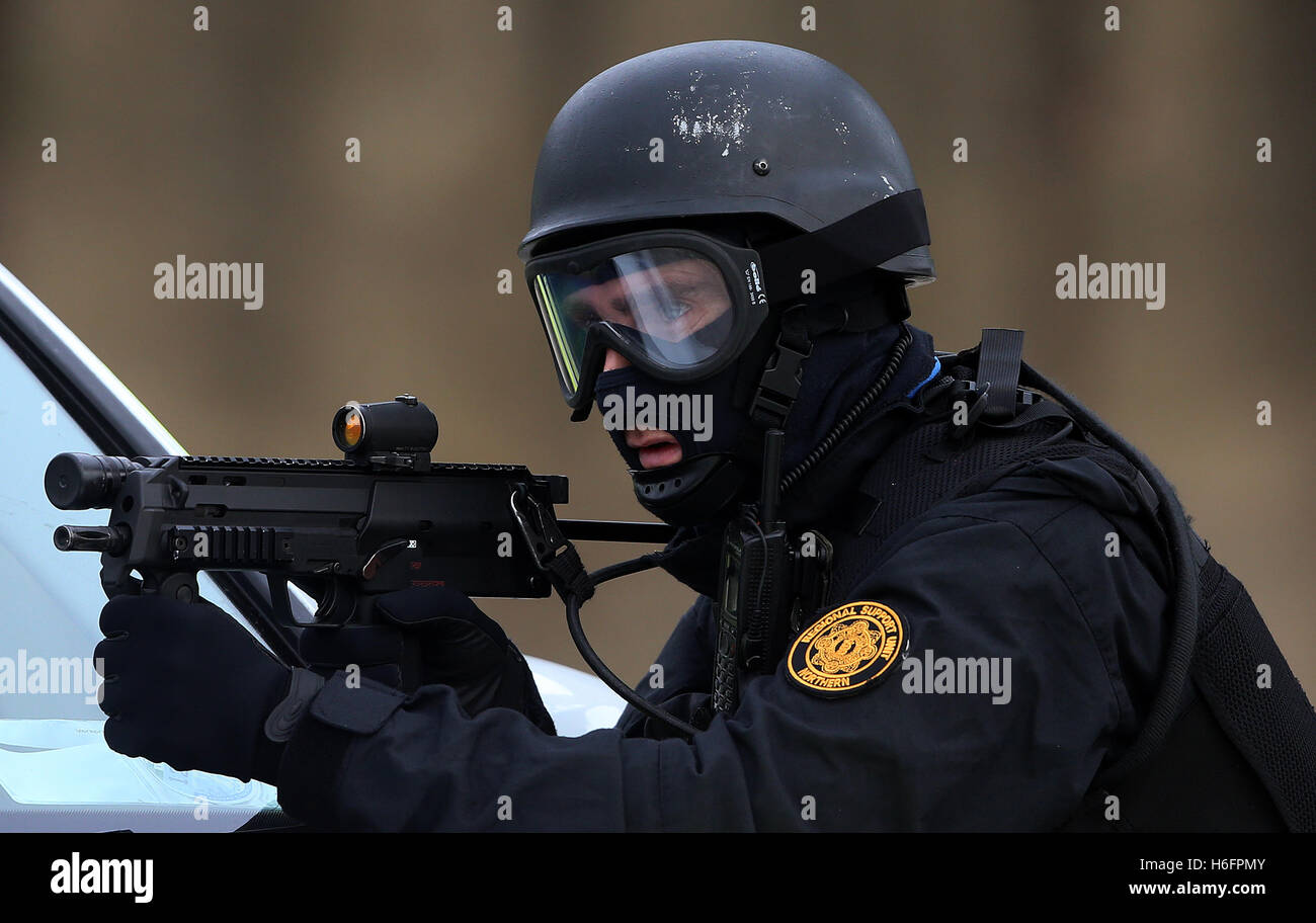 Members garda emergency response unit hi-res stock photography and ...