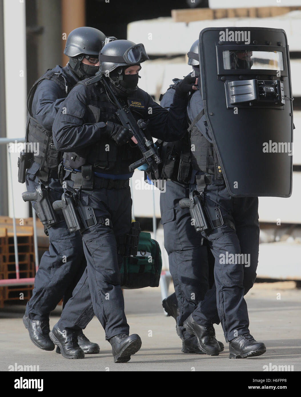 Garda armed support units hi-res stock photography and images - Alamy