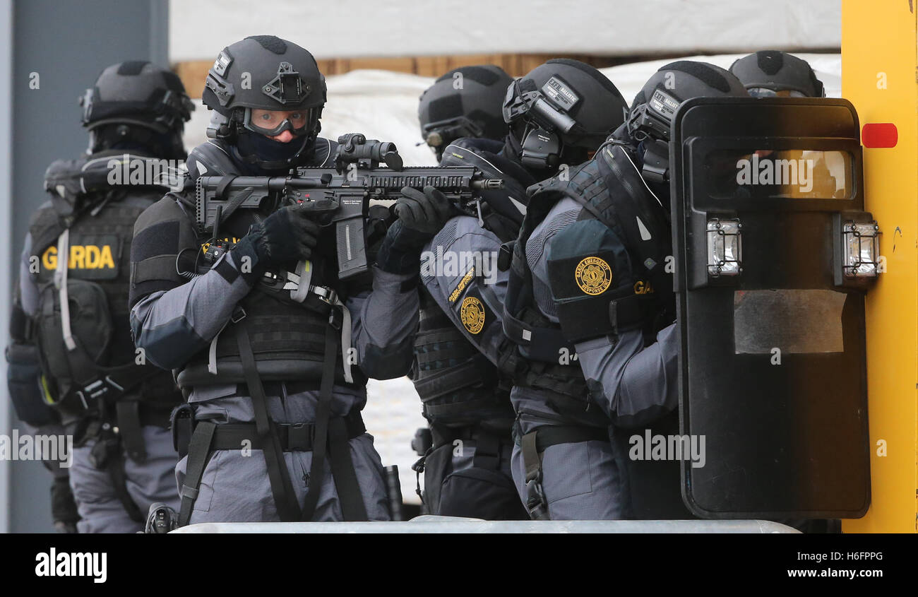 Garda armed support units hi-res stock photography and images - Alamy