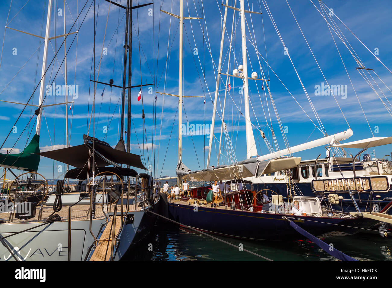 Luxury yacht, Marina, old harbour. Village of Saint Tropez. Var ...