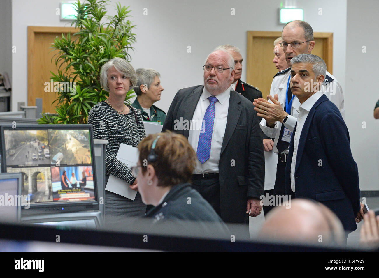 Chief Inspector Graham Horwood (second right) gives Mayor of London ...