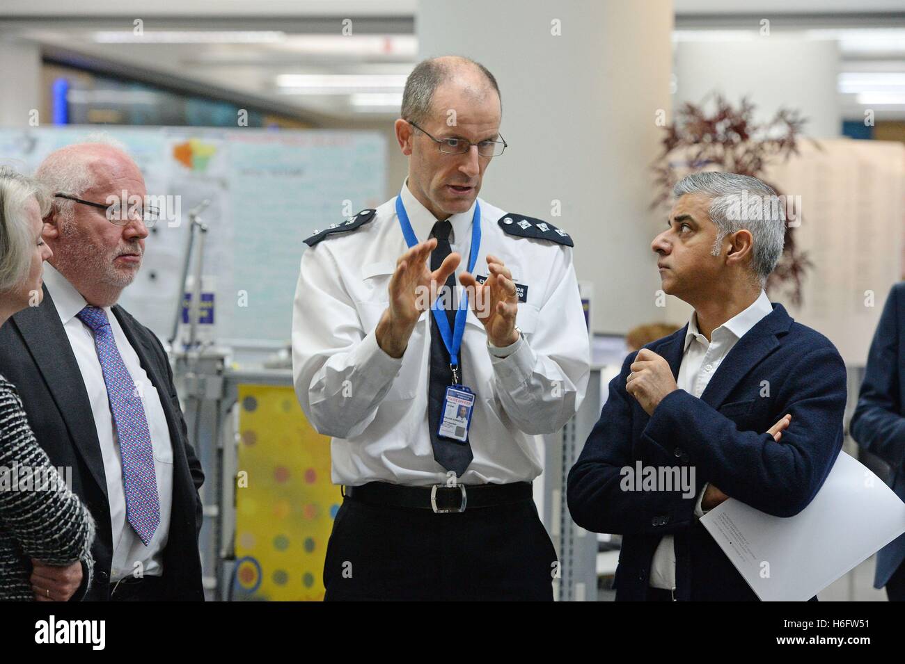 Chief Inspector Graham Horwood (centre) gives Mayor of London Sadiq ...