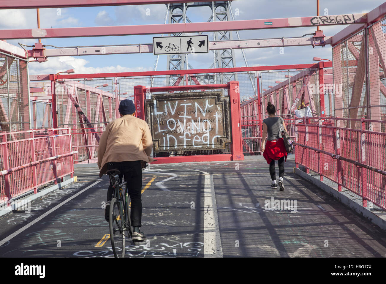 Williamsburg bridge walkway hi-res stock photography and images - Alamy