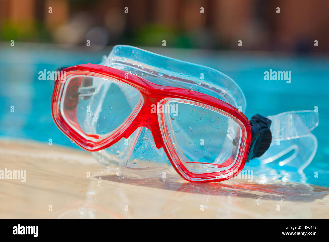 Underwater glass pool hi-res stock photography and images - Alamy