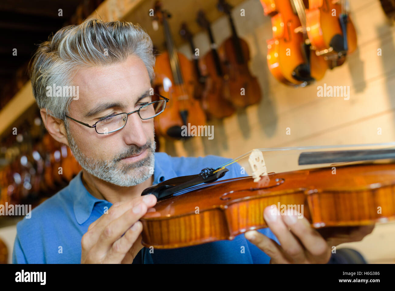 Soundbox and string hi-res stock photography and images - Alamy