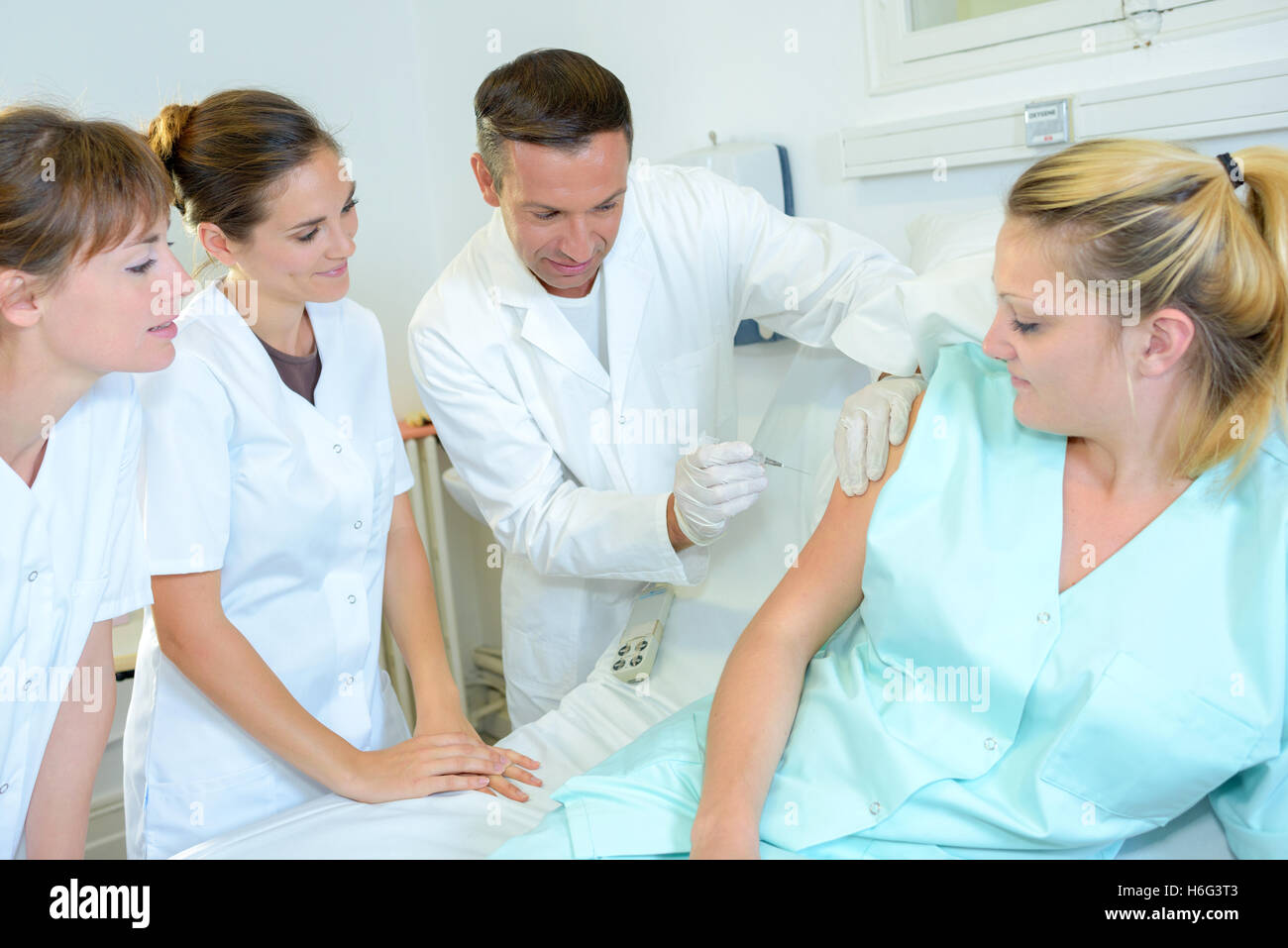 Student doctor performing injection Stock Photo - Alamy