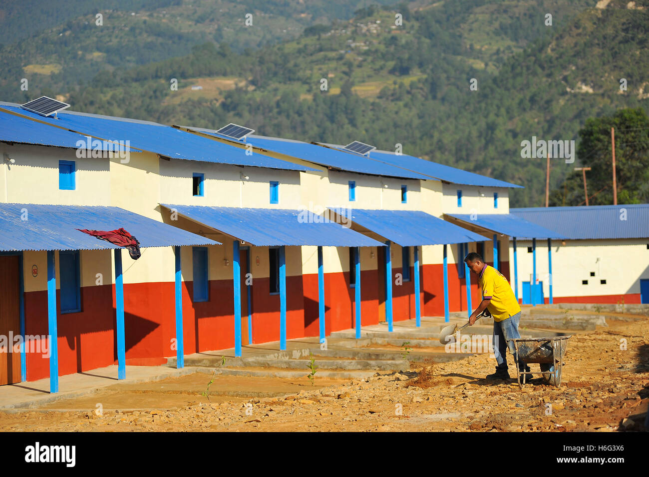 Sindhupalchowk, Nepal. 28th Oct, 2016. Nepalese people cleaning ...