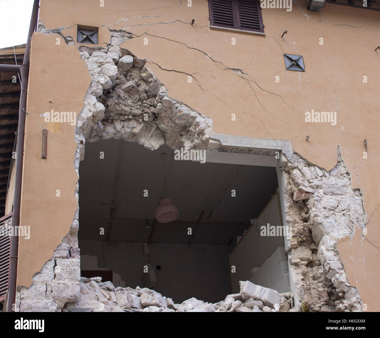 Strong earthquake shock hi-res stock photography and images - Alamy