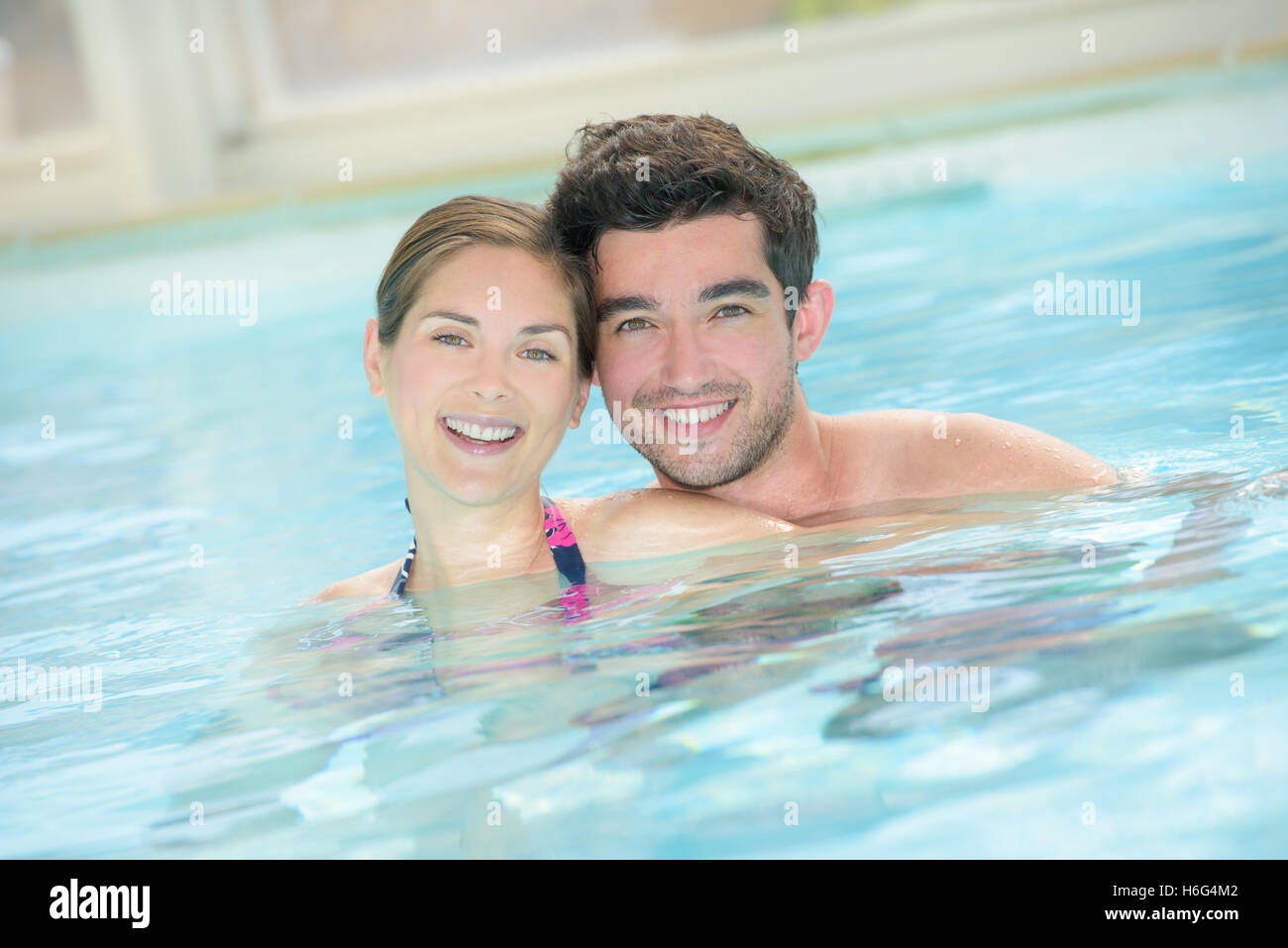Couple in swimming pool Stock Photo - Alamy