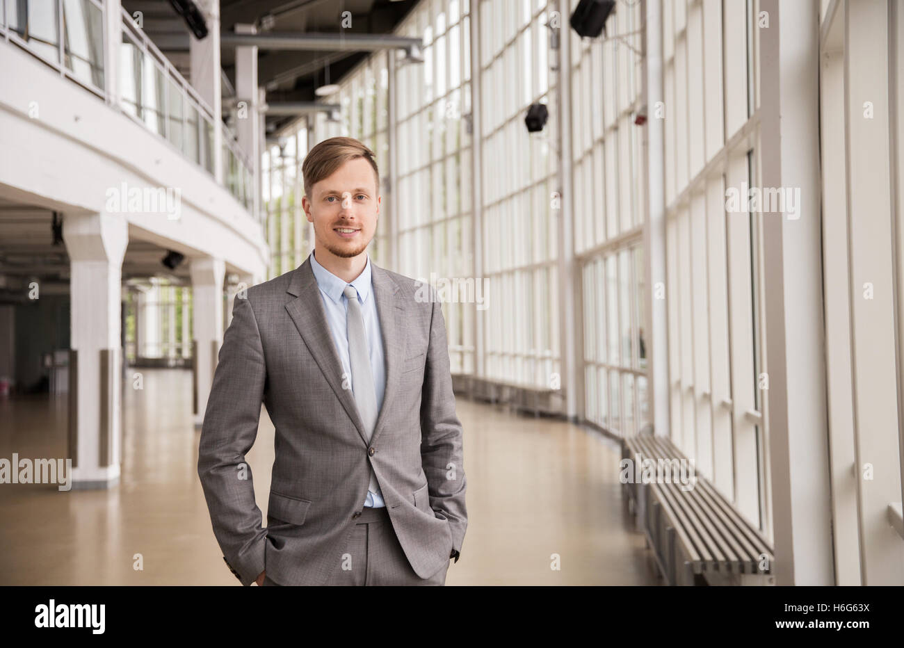 Office building hall hi-res stock photography and images - Alamy