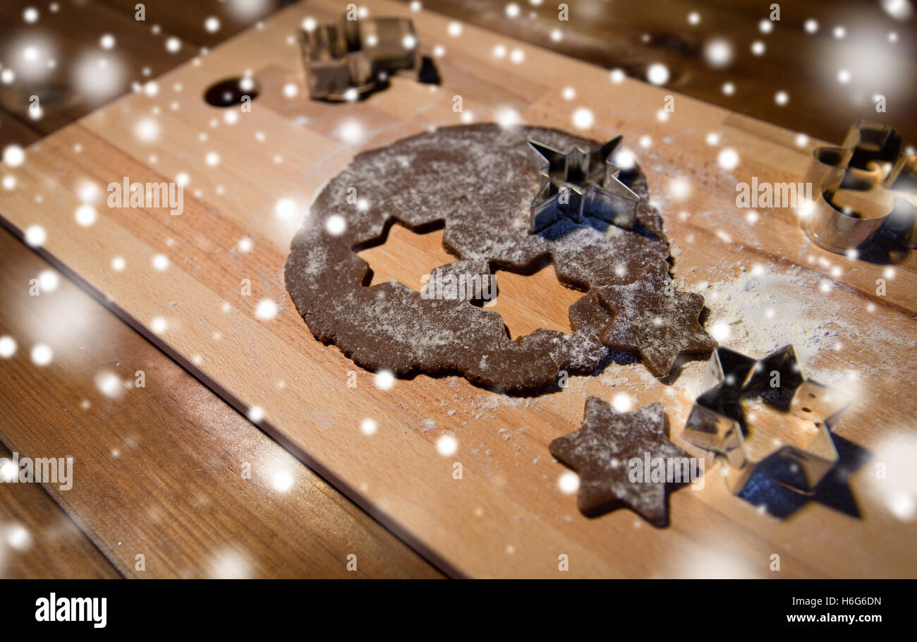 close up of ginger dough, molds and flour on board Stock Photo - Alamy