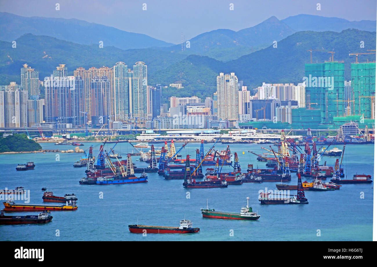 Cargo ships in the bay of Hong Kong await loading and unloading of ...