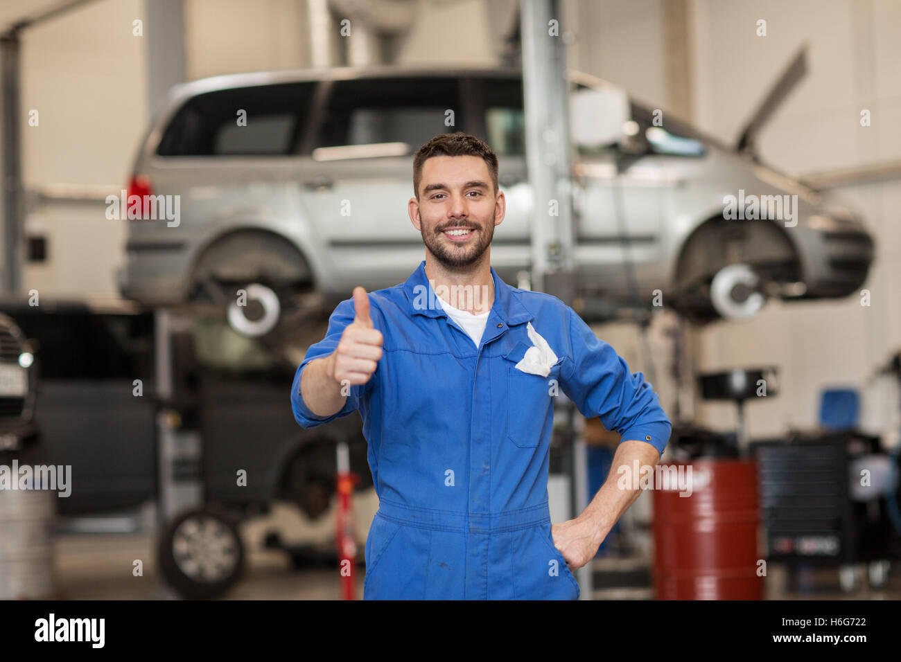 Male mechanic thumbs up car hi-res stock photography and images - Alamy
