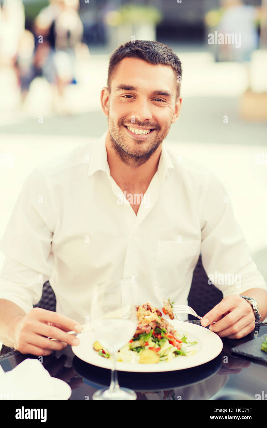Man eating restaurant outdoors hi-res stock photography and images - Alamy