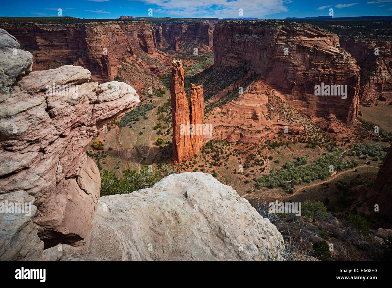 Red sandstone spire spider rock hi-res stock photography and images - Alamy