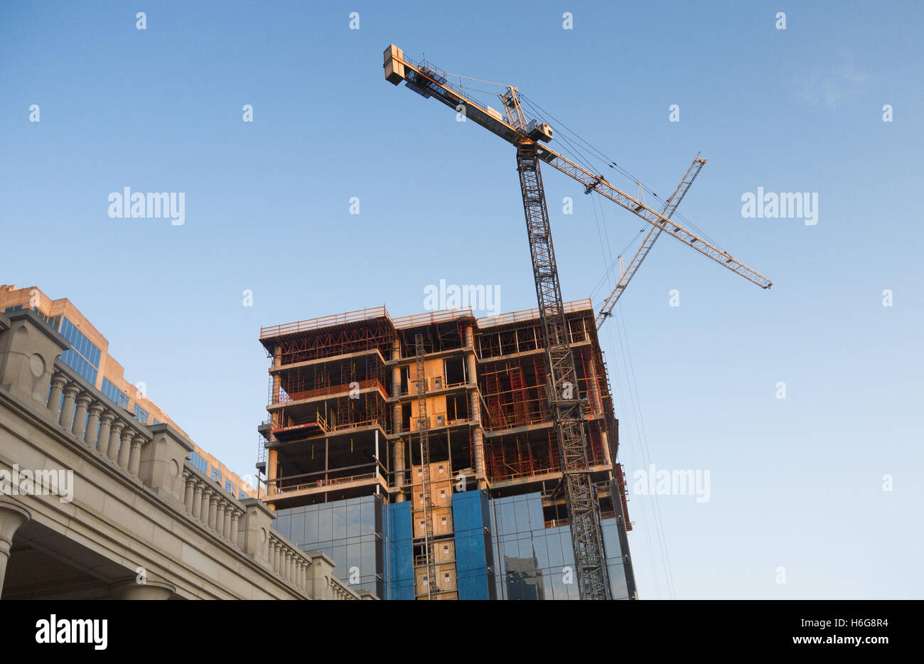Skyscraper crane looking up hi-res stock photography and images - Alamy