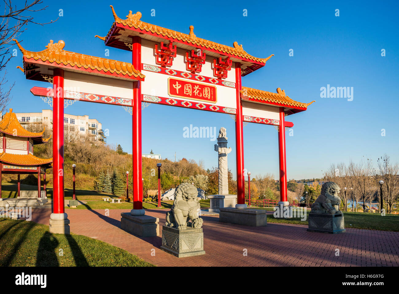 Chinese gate hi-res stock photography and images - Alamy