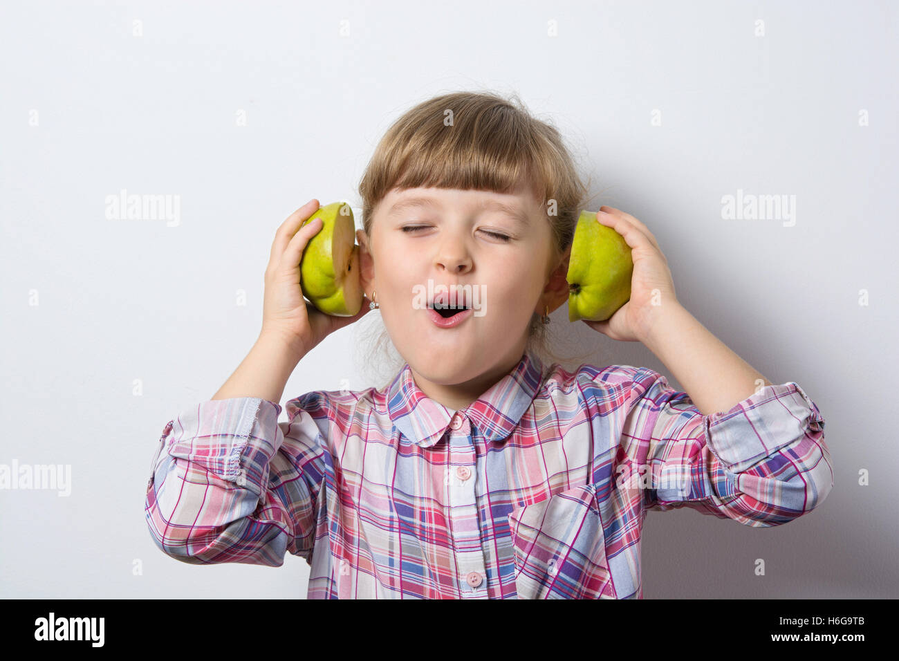 little girl listens to music Stock Photo - Alamy