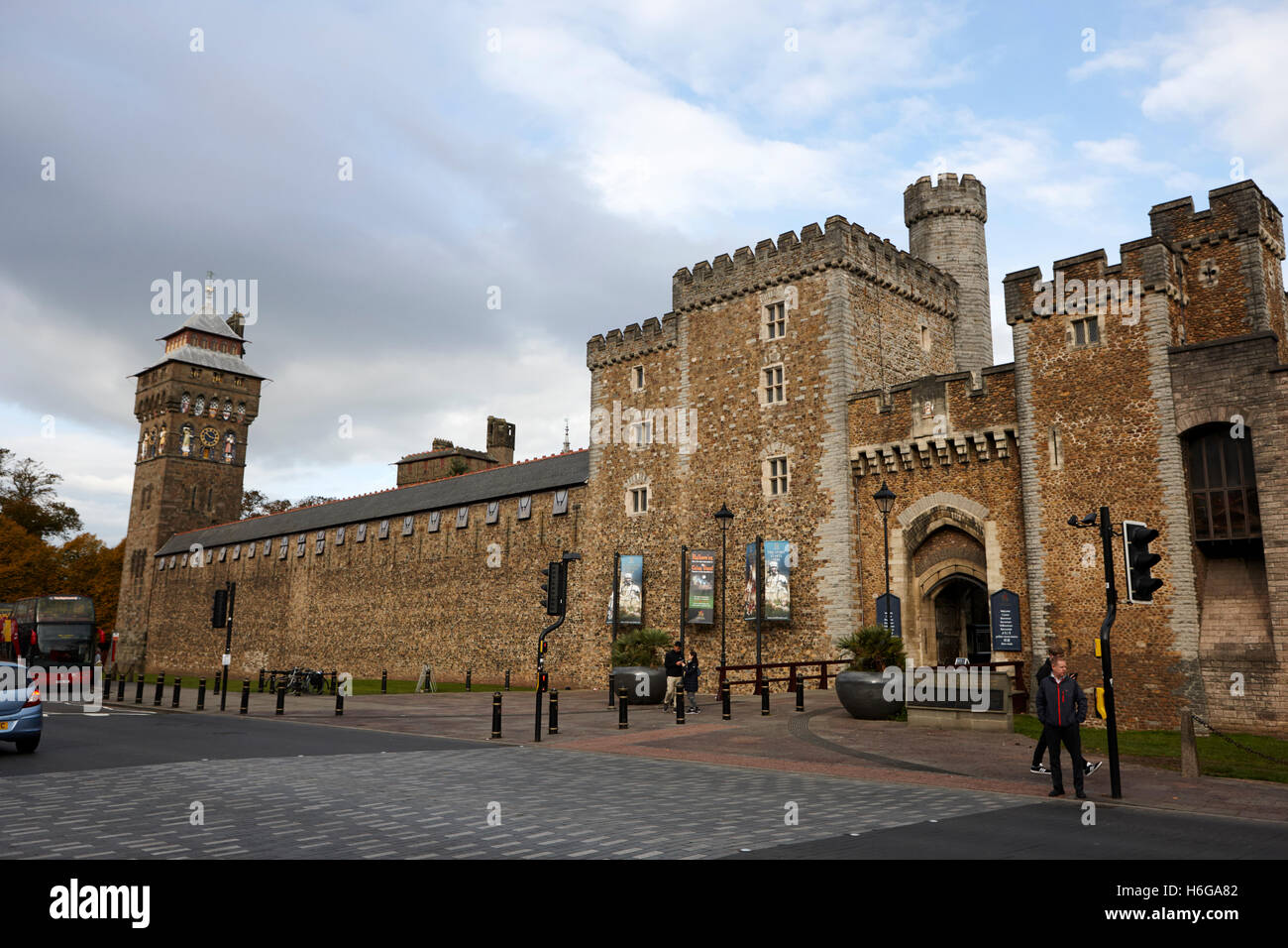 Entrance gate to cardiff castle hi-res stock photography and images - Alamy