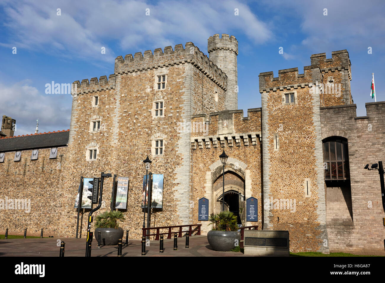 South gate hi-res stock photography and images - Alamy