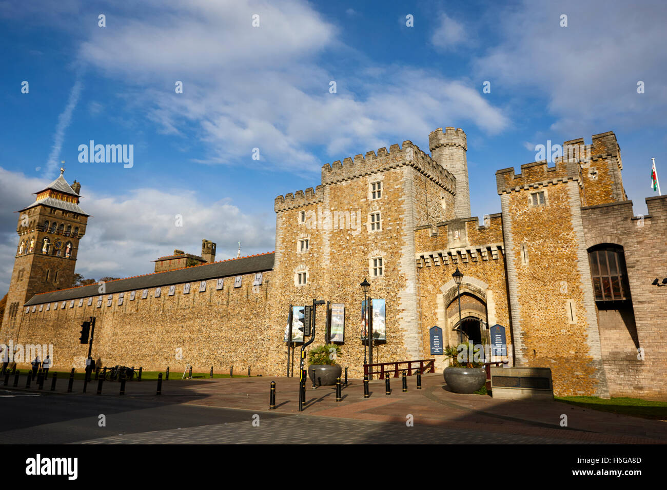 Entance hi-res stock photography and images - Alamy