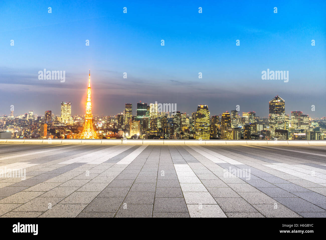 View of empty street hi-res stock photography and images - Alamy