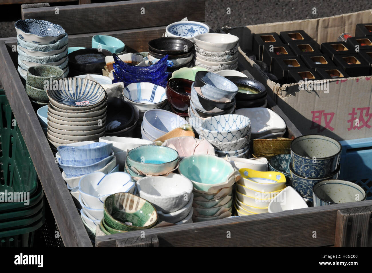 Tokyo market - Japanese kitchen dishes Stock Photo - Alamy